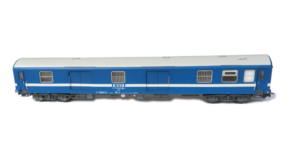 H0 MÁV four-axle luggage coach with thin stripes – MODELLGYÁR Ltd.