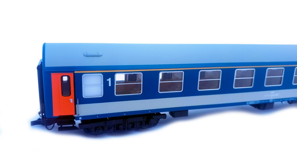 TT MÁV four-axle 1st class car, orange door – MODELLGYÁR Ltd.