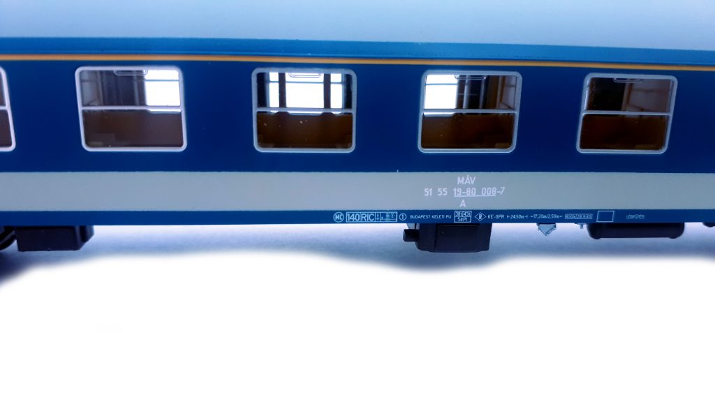 TT MÁV four-axle 1st class car, orange door – MODELLGYÁR Ltd.